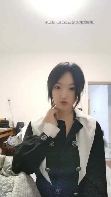 东北爆乳女神，年纪不大奶子超级大，在狼友的调教下脱光漏出真是诱人，自慰小骚逼特写呻吟，床上的性感尤物