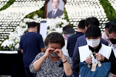 Hundreds Mourn Seoul Mayor After He Was Found Dead Following Claim Of