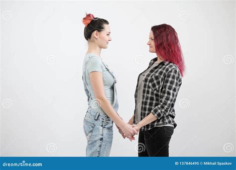两个女孩在白色背景拥抱 同性恋女同性恋的夫妇 便衣 库存图片 图片 包括有 同性恋 朋友 头发 前面 137846495