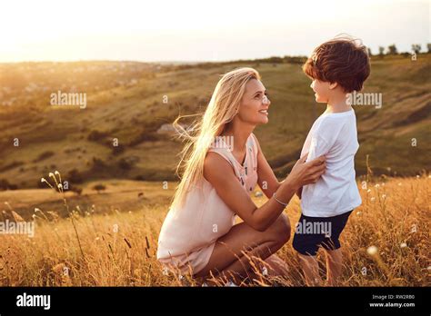 Maman Embrasse Son Enfant Banque De Photographies Et Dimages à Haute