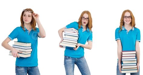 طالبة مع العديد من الكتب المعزولة على الأبيض صورة الخلفية والصورة