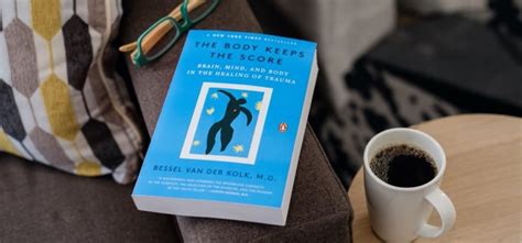 طرق التعافى من الصدمات في كتاب The Body Keeps The Score مجلة أسرار