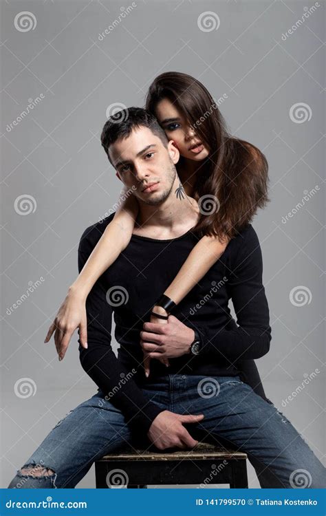 Belle Fille De Brune étreignant Par Derrière Un Type Habillé Dans Un