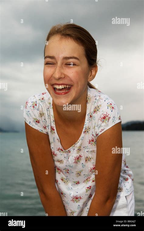 Lachende Mädchen An Einem See Stockfotografie Alamy