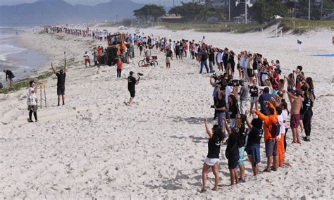 Voluntários Fazem Mutirão Para Limpar As Praias Da Barra E Do Recreio
