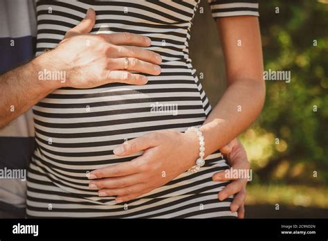 Femme Enceinte Avec Son Mari Banque De Photographies Et Dimages à
