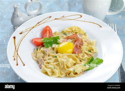 Servi Sur Assiette Blanche Banque De Photographies Et Dimages à Haute