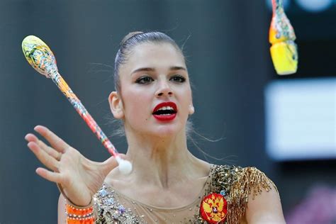 「なんて美しい柔軟性」ロシアの新体操・ソルダトワが披露した“200度開脚”が「幻想的だ」と大反響！ The Digest