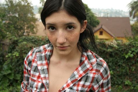 美女の顔にできた「シミ・そばかす」を高画質で見てみる ポッカキット