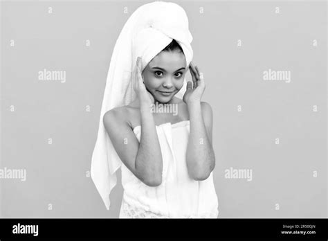 Niña En Ducha Imágenes De Stock En Blanco Y Negro Página 3 Alamy