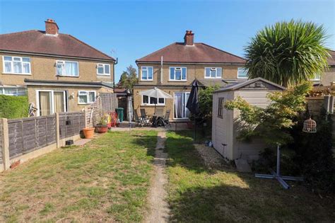 3 Bedroom Semi Detached House Under Offer In Hayes End Drive Hayes Ub4