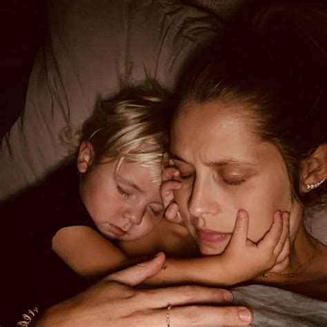 テリーサ・パーマーさんのインスタグラム写真 テリーサ・パーマーinstagram 「becoming Mama With