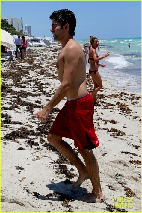 Shirtless Adrian Grenier Hits Miami Beach Before Entourage Press Tour