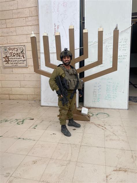 כך העבירו חיילי צה”ל את מנורת נצרים ממוזיאון גוש קטיף בירושלים להדלקה