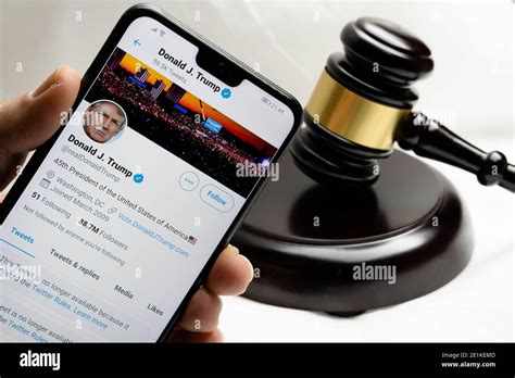 Donald Trumpft Twitter Konto Fotos Und Bildmaterial In Hoher