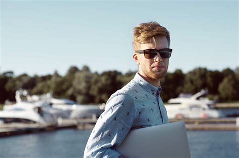 Lhomme Expressif Est Dans Le Parc Avec Son Ordinateur Portable Photo