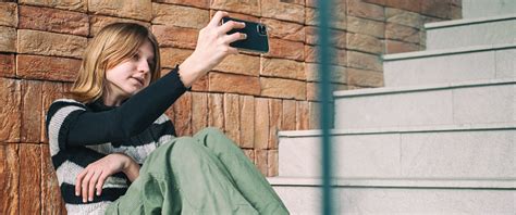 Photo Libre De Droit De Influenceuse Adolescente Assise Dans Les
