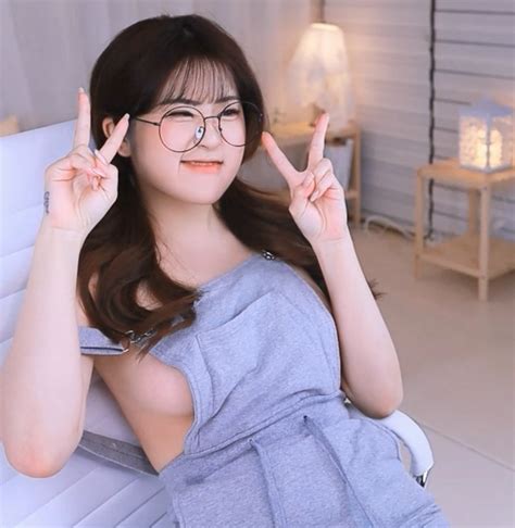 ㅎㅂ 이분 의상이 상당히 도발적이네요 치지직 에펨코리아