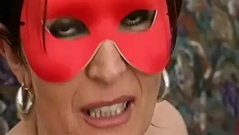 Gabriella är En Italiensk Brunett Milf Som Onanerar För Första Gången