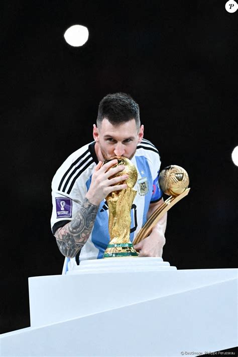 Lionel Messi Meilleur Joueur De La Coupe Du Monde 2022 Remise Du
