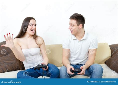Coppia La Seduta In Video Giochi Del Gioco E Del Salone Sulla Console O