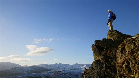 women climbing mount everest hiking mt everest