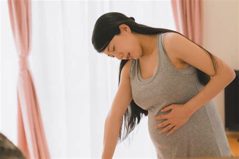 【医師監修】妊娠中の笑いすぎは胎児に悪影響って本当？笑うとお腹が痛いのは大丈夫？ Kosodate Life（子育てライフ）