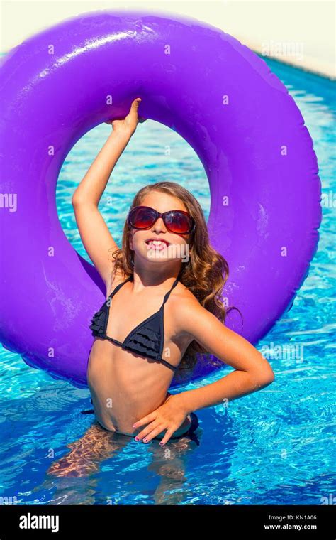 Kleines Mädchen Posiert Bikini Fotos Und Bildmaterial In Hoher