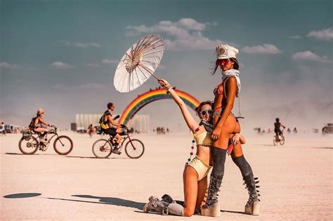 Burning Man Famosas Mostram Looks Pós Apocalíptico No Meio Do Deserto