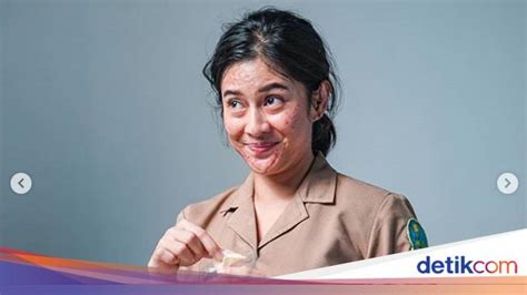 6 penampilan mengejutkan dian sastrowardoyo dengan wajah jerawatan