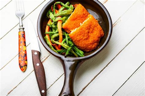 Background Potongan Daging Ayam Dengan Hiasan Dari Kacang Asparagus Dan