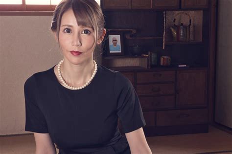 小泉真希 旦那の遺影の前で言い寄られて抵抗しながら反応してしまう未亡人。 みゃおーん