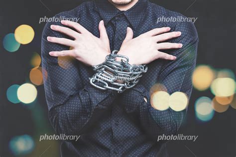 鎖で縛られた男性 写真素材 [ 4503878 ] フォトライブラリー Photolibrary