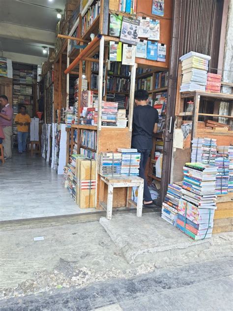 Toko Buku Bekas Terlibas Disrupsi Dan Tantangan Literasi