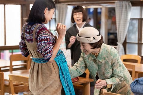 連続テレビ小説「ちむどんどん」第107話。暢子（黒島結菜・左）を励ます重子（鈴木保奈美・右）（c）nhk ― スポニチ Sponichi