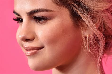 How To Get This Selena Gomez Beauty Look About Her
