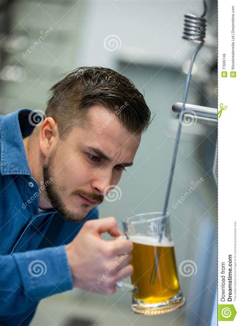 Primer De La Cerveza De La Prueba Del Cervecero Foto De Archivo