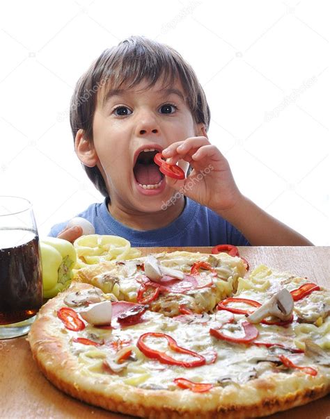 Lindo Niño Comiendo Pizza En La Tabla — Foto De Stock 1834426