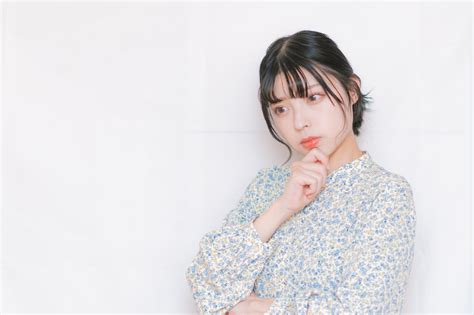 首を傾げて俯瞰して考える女性の無料の写真素材 Id 86311｜フリー素材 ぱくたそ