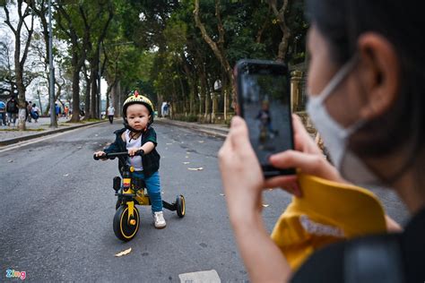 Phố đi Bộ Bên Hồ Gươm đông đúc Chiều Cuối Tuần