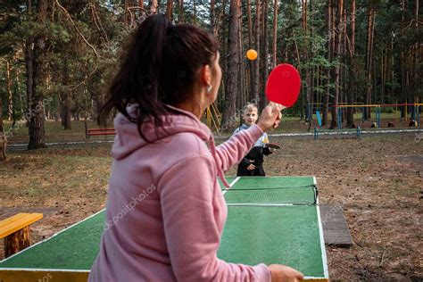 Un Niño Juega Ping Pong Con Su Madre Juegos Deportivos El Concepto De