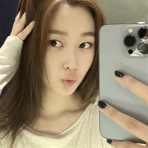Pin By Mae On ★ Aespa Icon Mirror Selfie Giselle