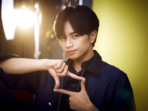 Sexy Zone 中島健人、『パーフェクトワン フォーカス』新cm出演 “撮っても撮られてもサマになる”フォトグラファー役に挑戦