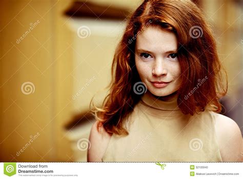 Portrait Dune Belle Fille Avec Des Taches De Rousseur Photo Stock