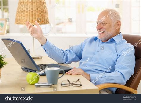 집에 노트북 컴퓨터를 들고 웃으면서 화면을 스톡 사진 75633352 Shutterstock