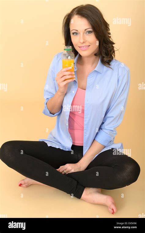 Am Boden Sitzende Frau Stockfotos Und Bilder Kaufen Alamy