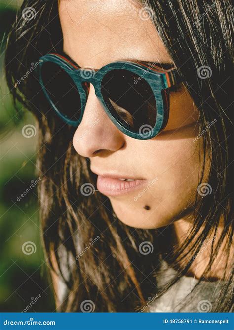 Femme De Brune Avec Des Lunettes De Soleil Image Stock Image Du
