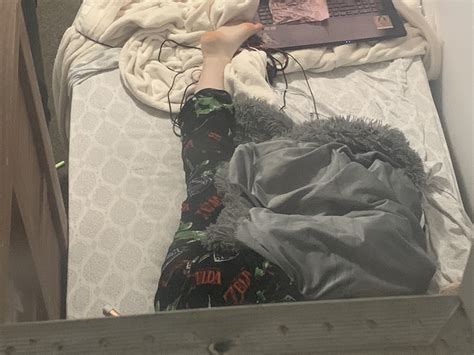 Creeping Sister While Laying Down Rn Scrolller