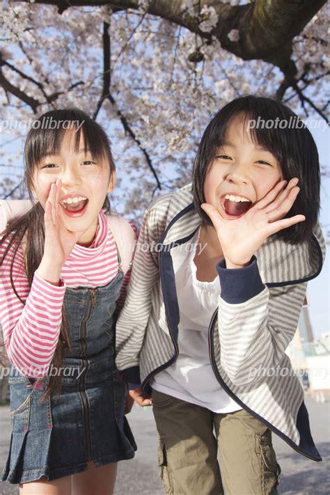 笑顔で叫ぶ小学生女子2人 写真素材 [ 2349206 ] フォトライブラリー Photolibrary