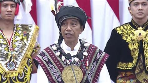 Foto Jokowi Pilih Pakaian Adat Tanimbar Maluku Filosofinya Tak Boleh